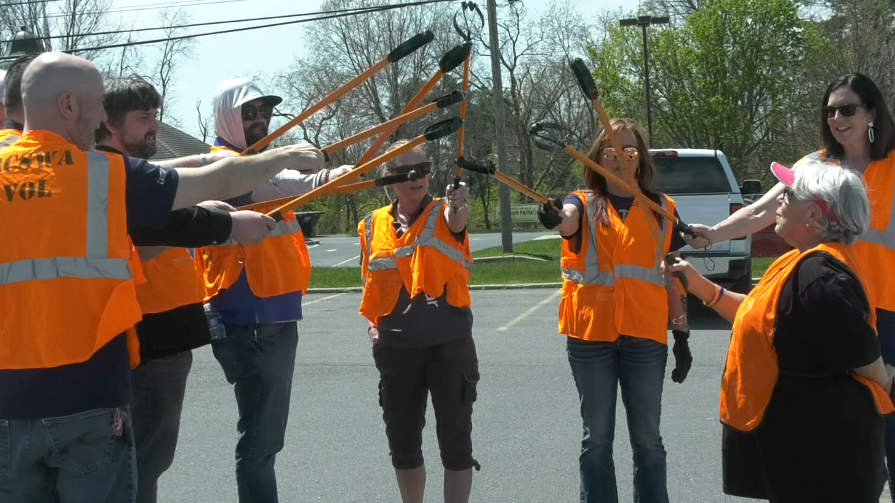 Earth Day brings in volunteers for a Beckley litter sweep - WOAY-TV